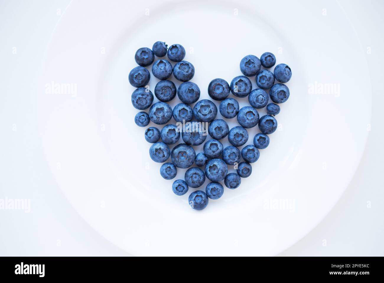 Blueberries in blue plate hi-res stock photography and images - Alamy
