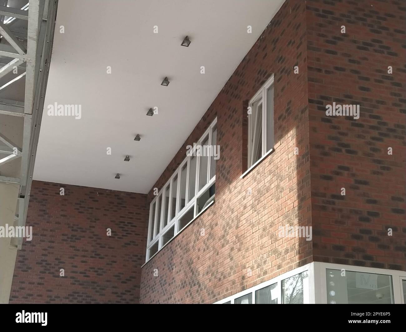 Modern architecture canopy entrance hi-res stock photography and images ...