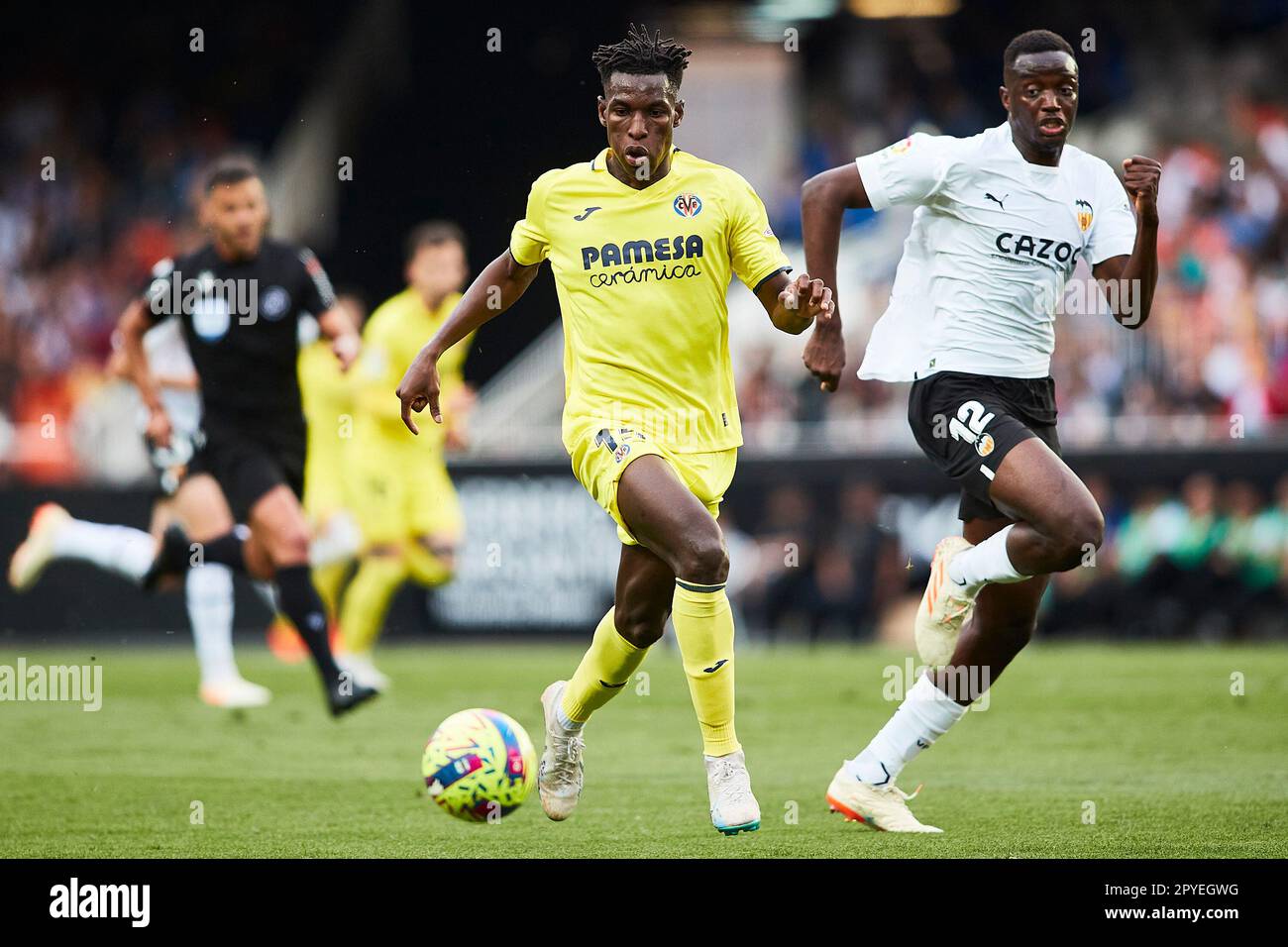 Nicolas Jackson (Villarreal CF, #15) and Mouctar Diakhaby (Valencia CF ...
