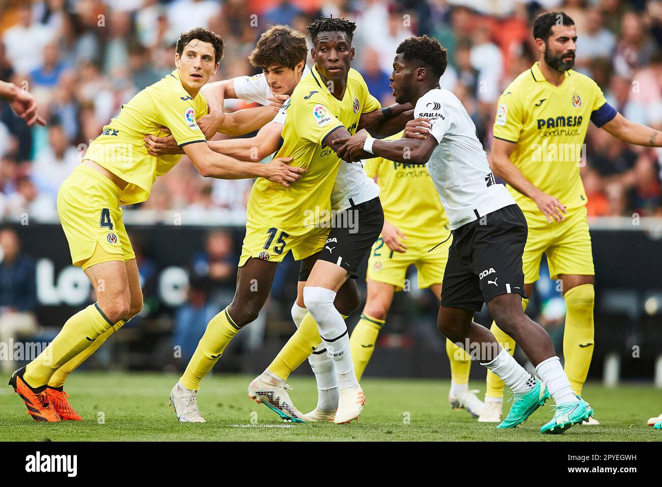 Nicolas Jackson (Villarreal CF, #15) and Yunus Musah (Valencia CF, #4 ...