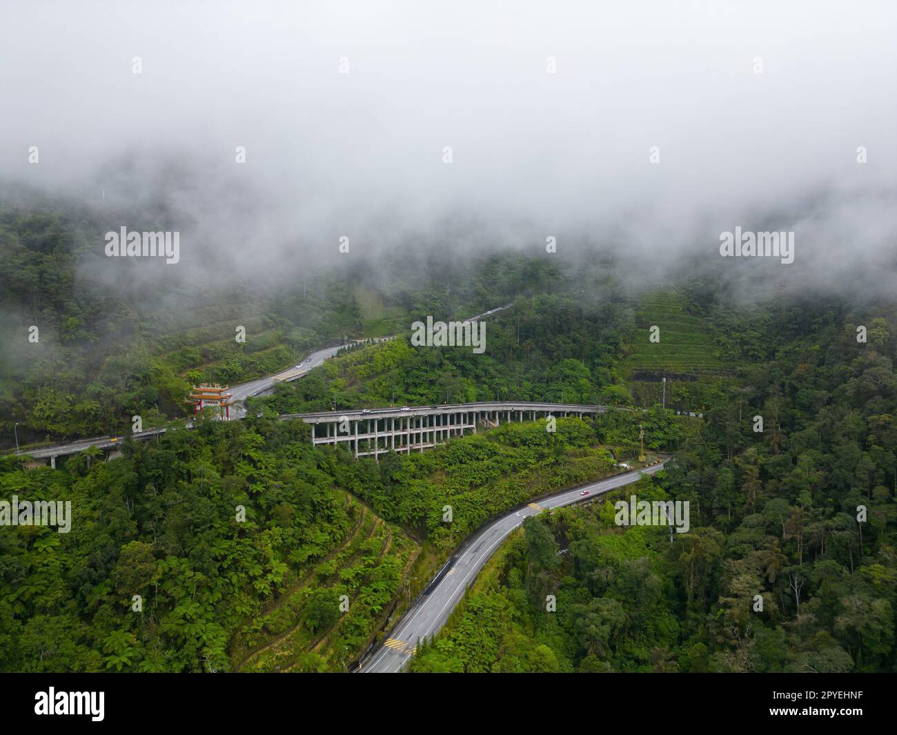 Chin Swee Caves Temple archway and highway Stock Photo - Alamy