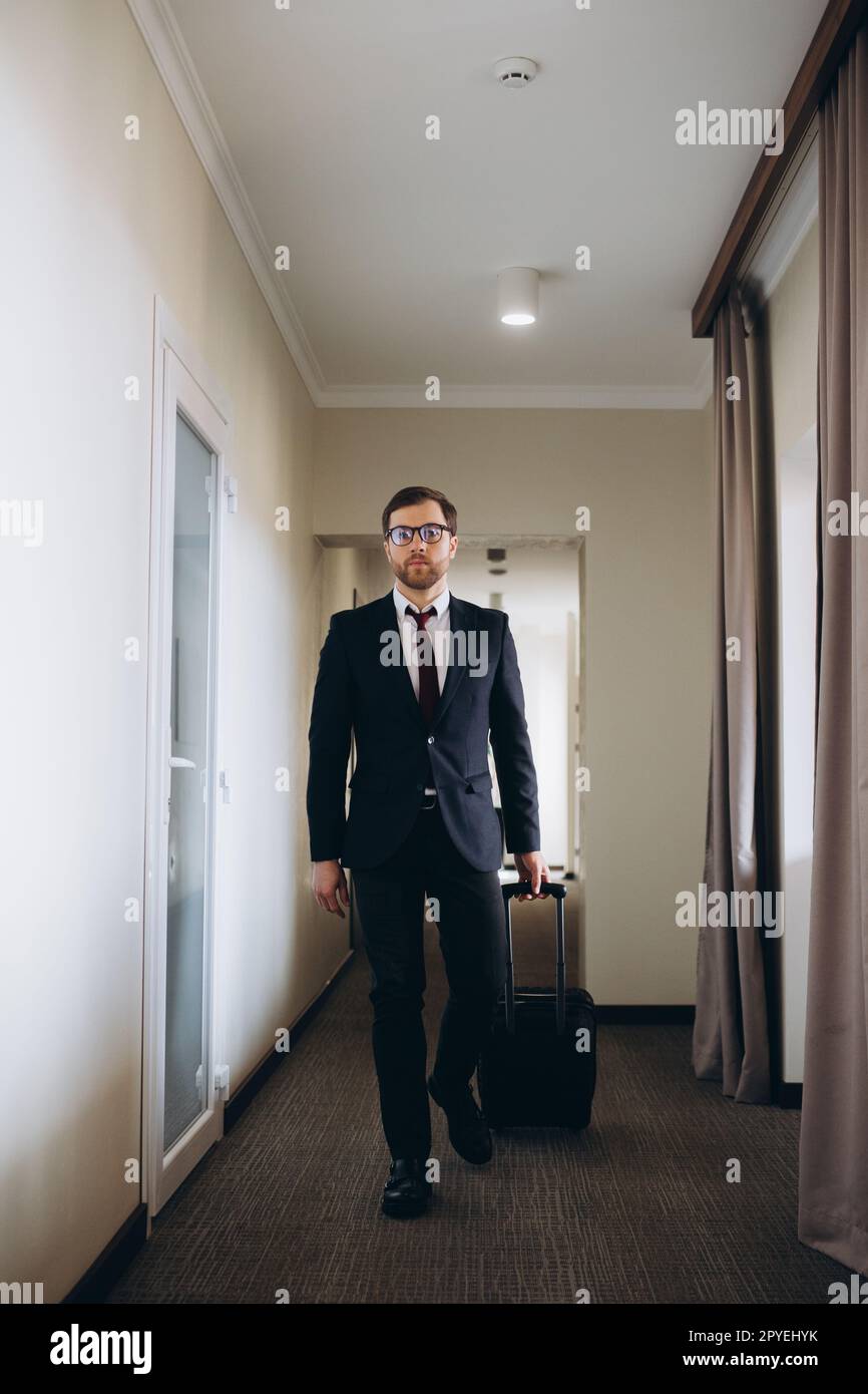 Businessman hotel entrance hi-res stock photography and images - Alamy