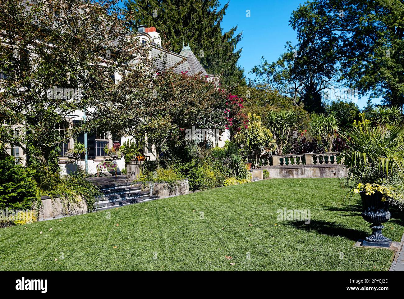 White decorative railing hi-res stock photography and images - Alamy