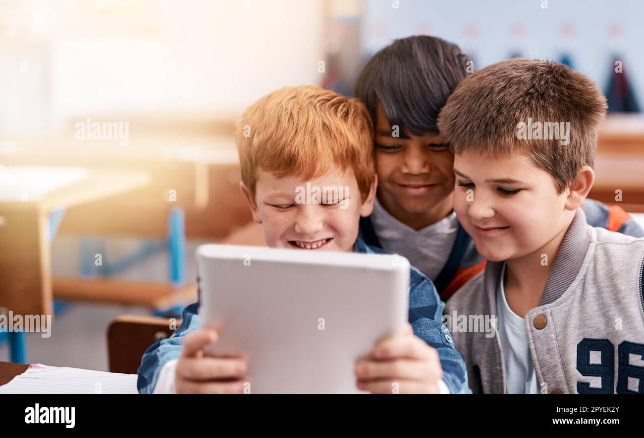 Students group work together classroom hi-res stock photography and ...