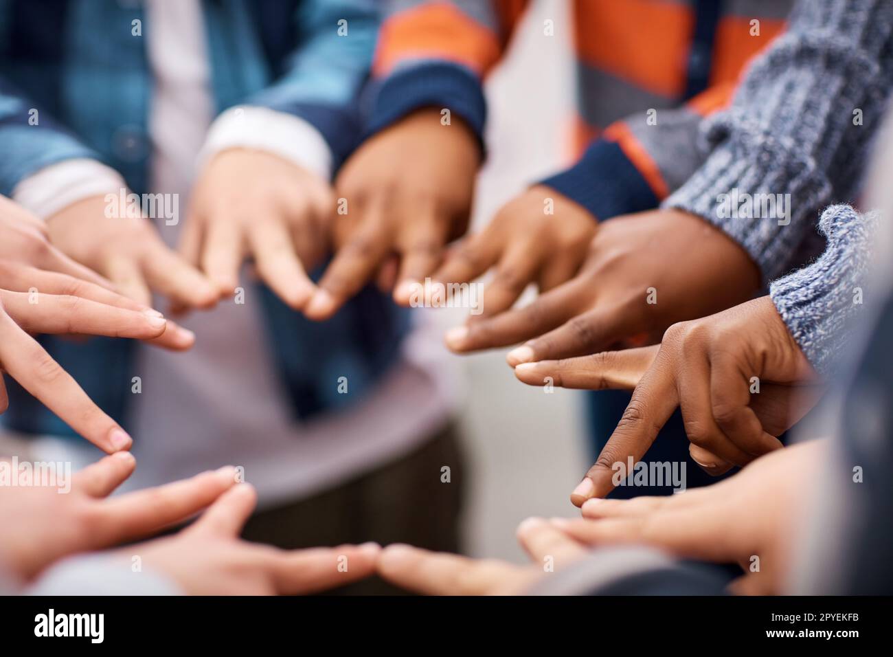 Friends making hands peace sign hi-res stock photography and images - Alamy