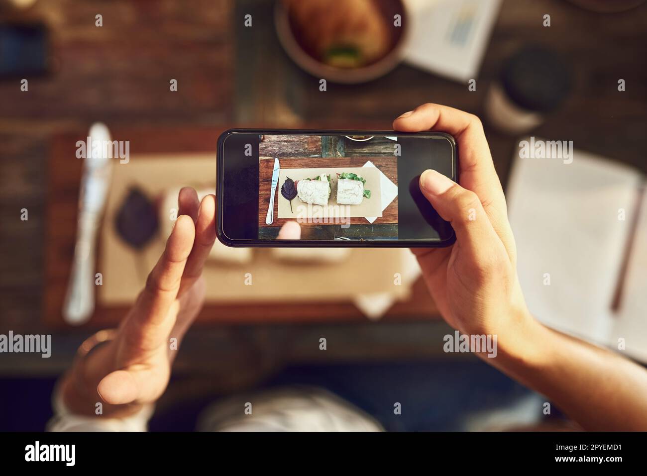 Lunch smartphone man woman sandwich hi-res stock photography and images ...