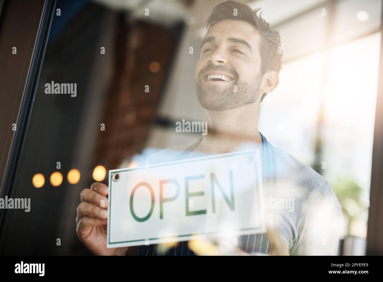 Man open door hi-res stock photography and images - Alamy