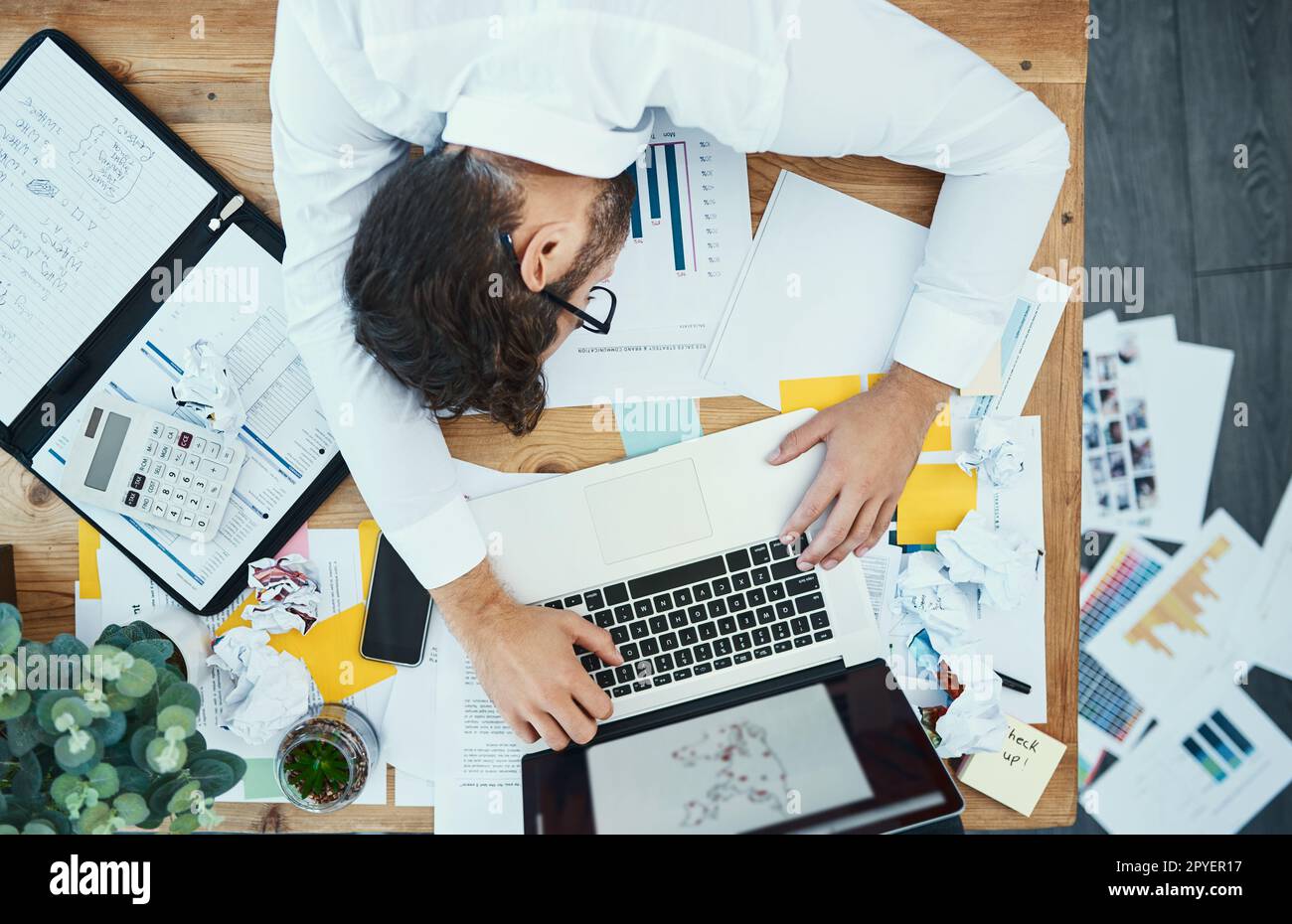 Man sitting desk long shot hi-res stock photography and images - Alamy
