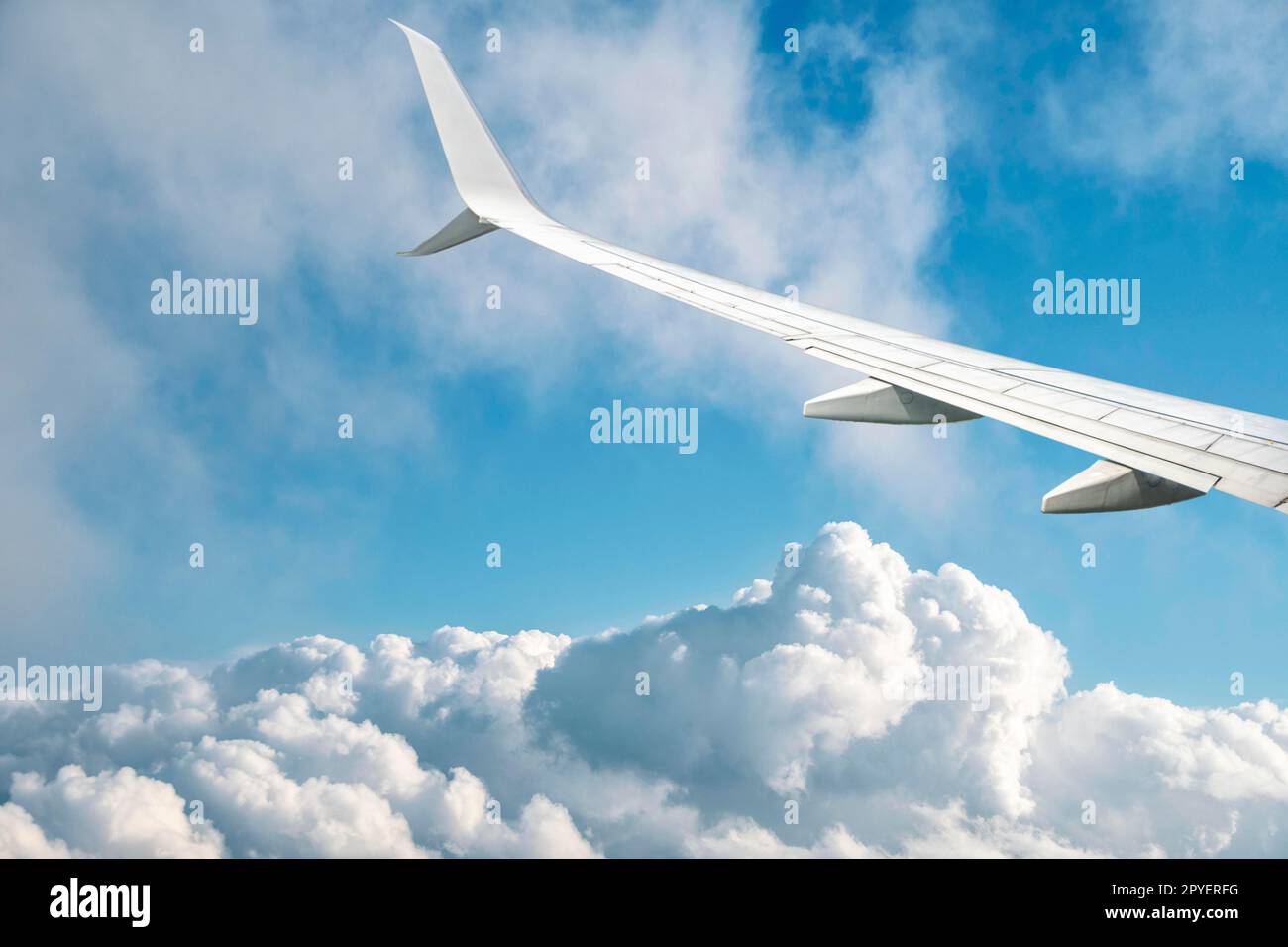 White aircraft flying over hi-res stock photography and images - Alamy