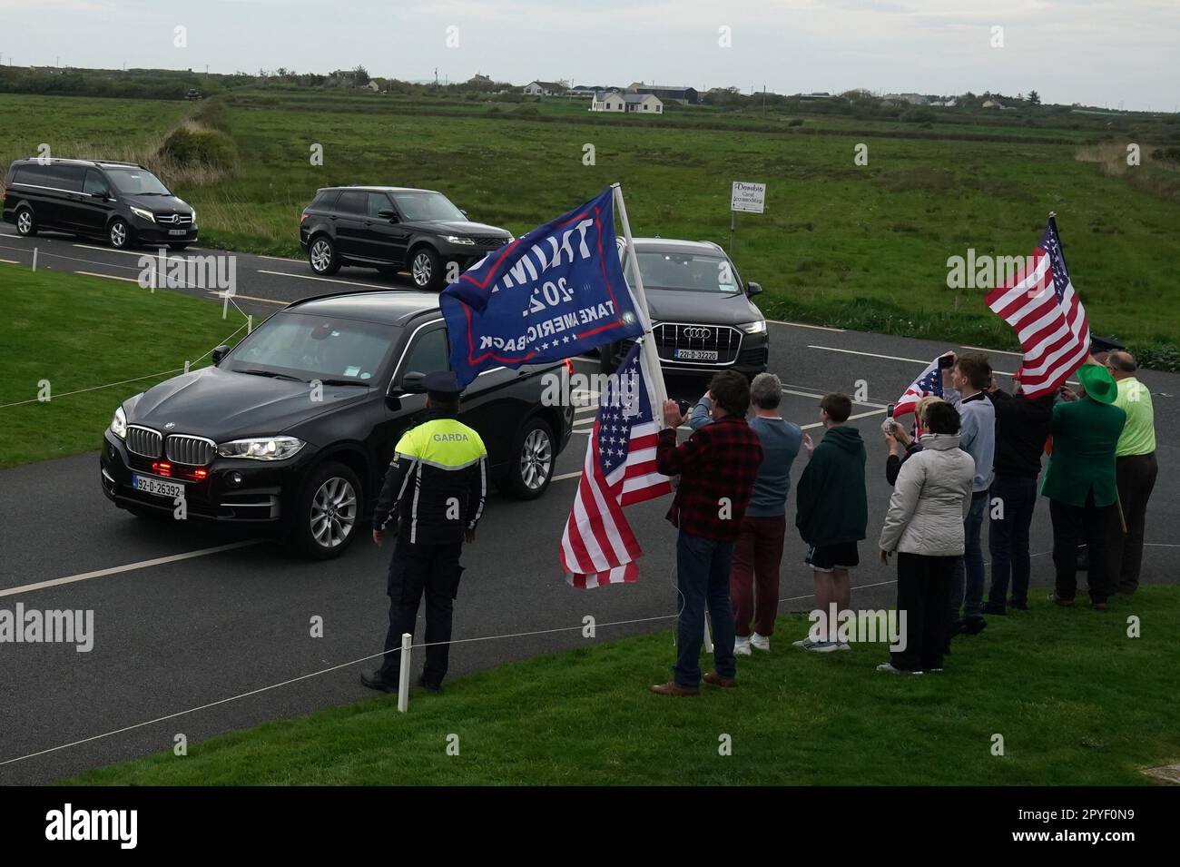 The motorcade of former US president Donald Trump arrives at Trump ...