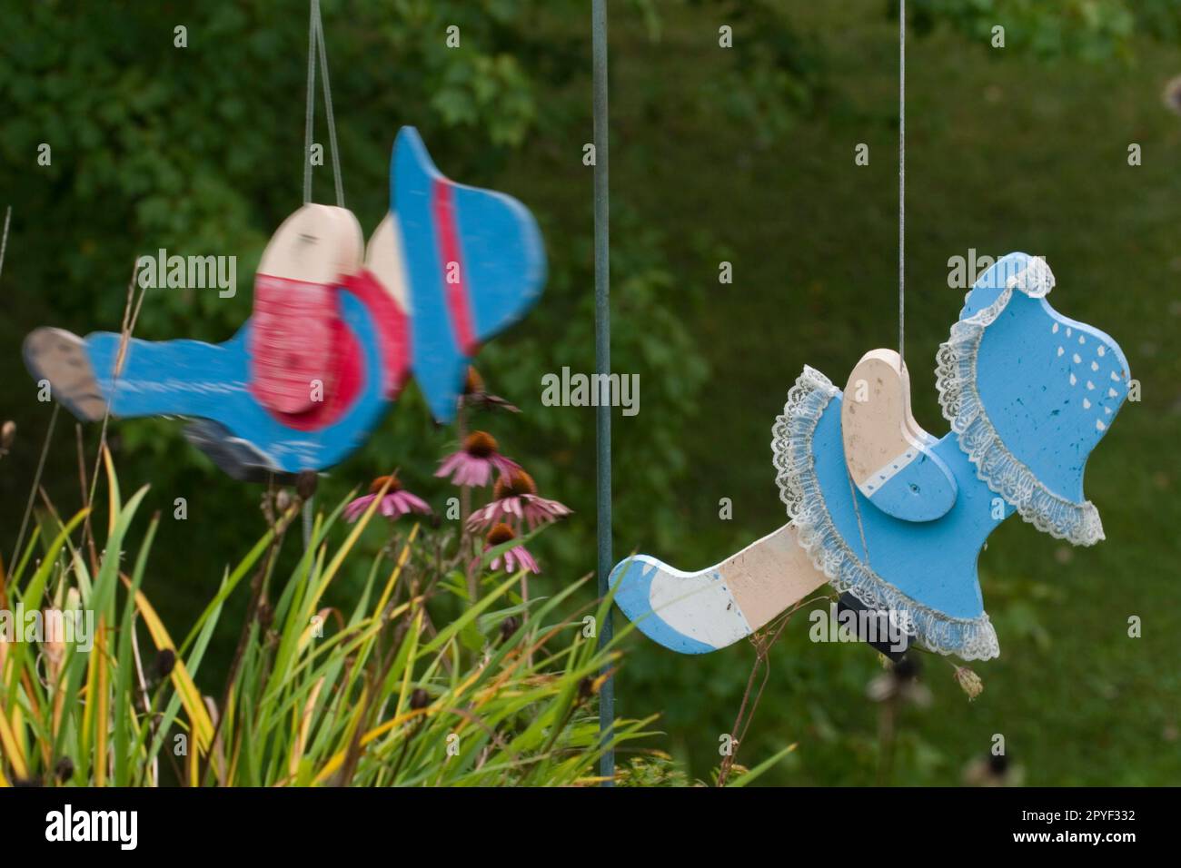Lawn figures hi-res stock photography and images - Alamy