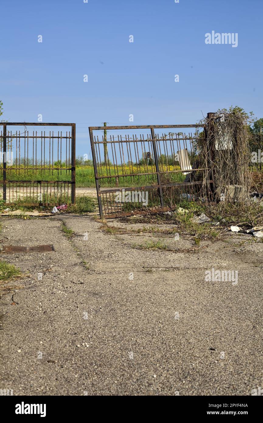 Gateway in border fence hi-res stock photography and images - Alamy