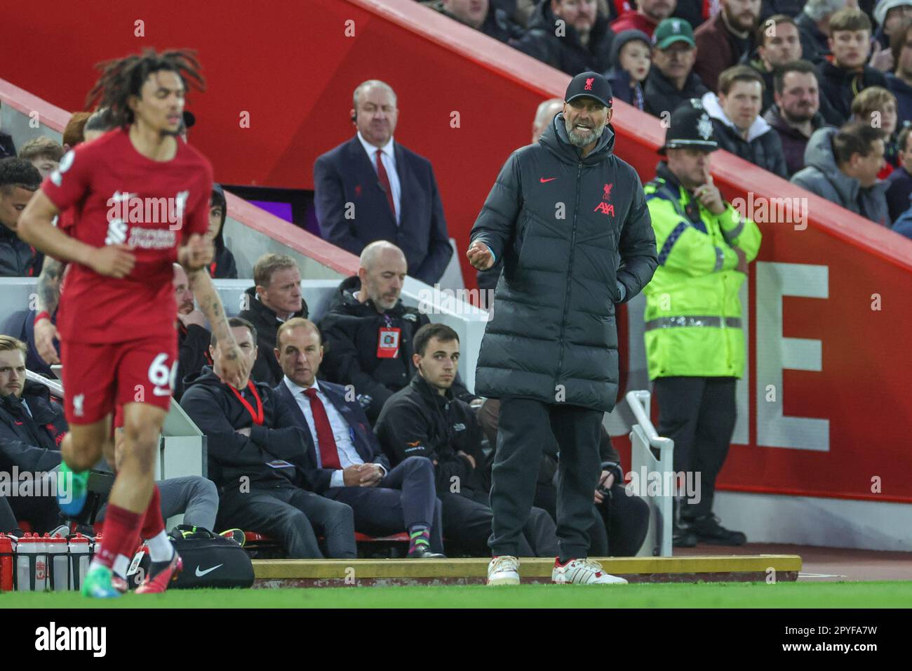 Jürgen Klopp manager of Liverpool gives his players instructions during ...