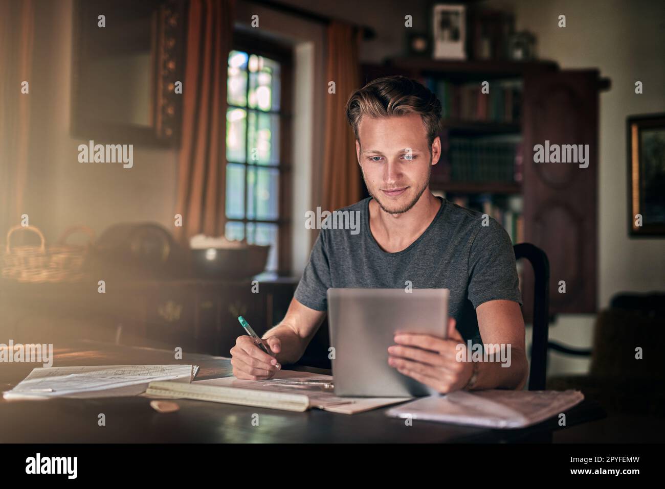 Student looking paper hi-res stock photography and images - Alamy