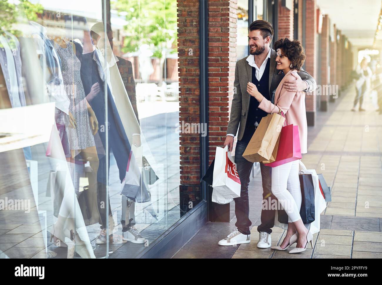 Man woman smile shops hi-res stock photography and images - Alamy