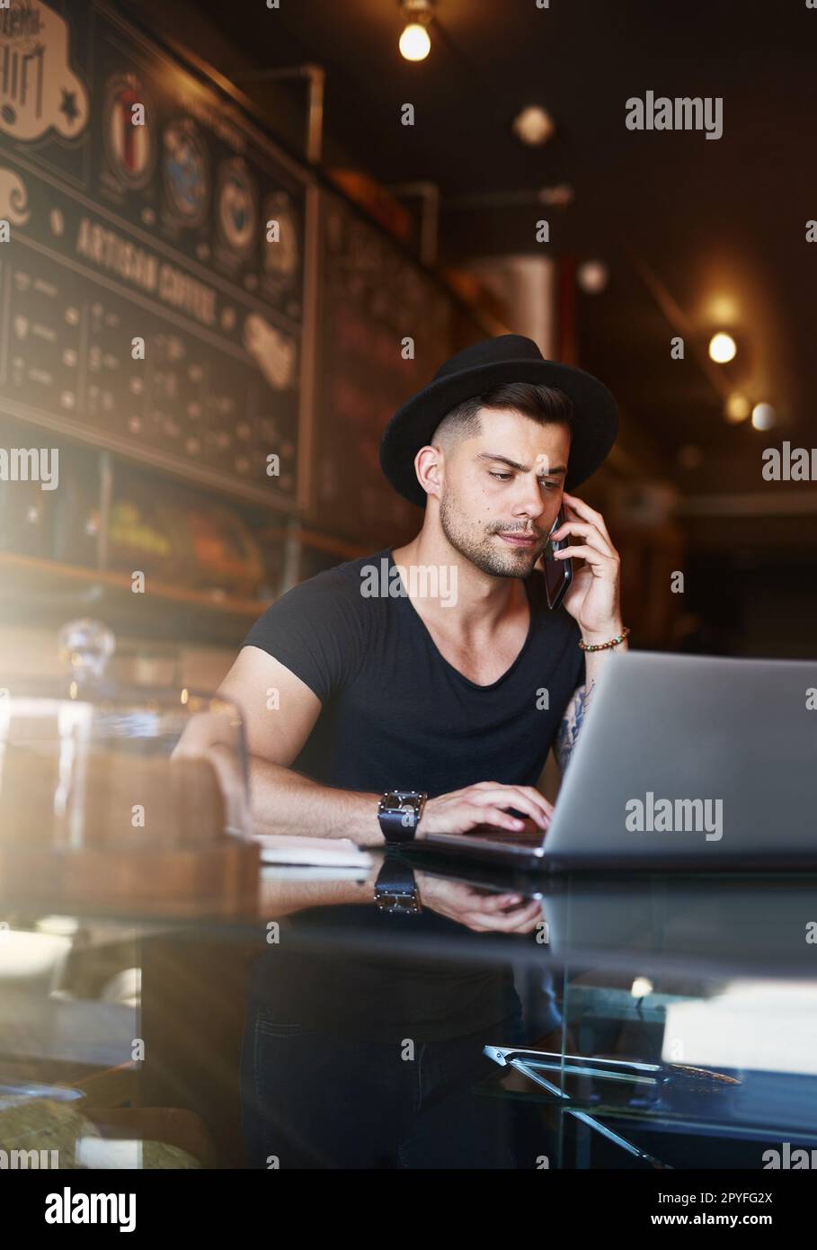 Technology in cafes hi-res stock photography and images - Alamy