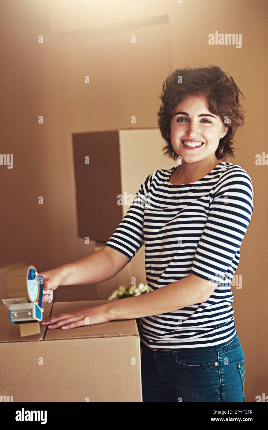 Packing a box hi-res stock photography and images - Alamy