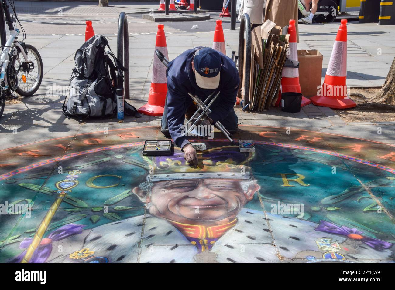 London, UK. 3rd May, 2023. Chalk artist Julian Beever draws a tribute ...