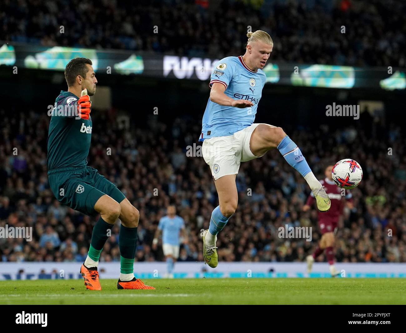 West Ham United goalkeeper Lukasz Fabianski (left) and Manchester City ...