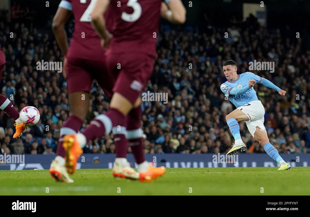 Manchester City's Phil Foden scores their side's third goal of the game ...