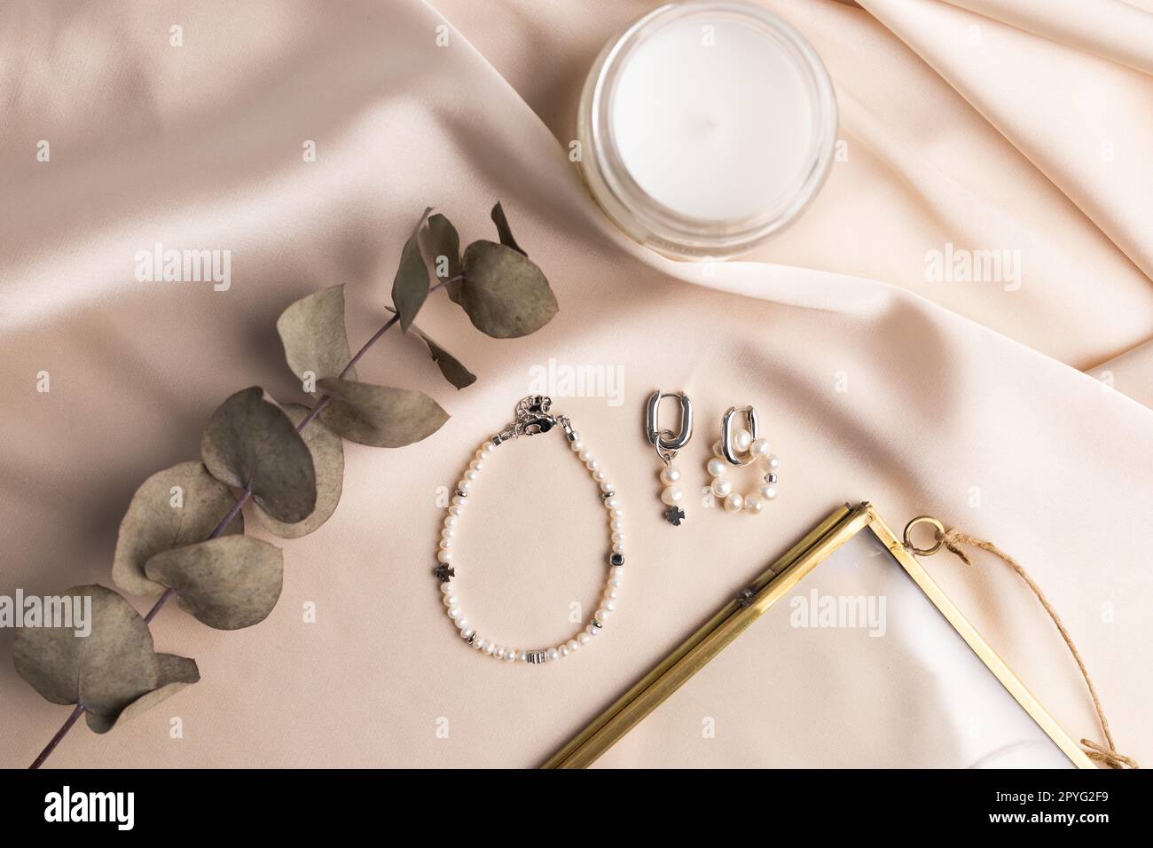 Bracelet and earrings made of natural stones. Natural mineral texture ...