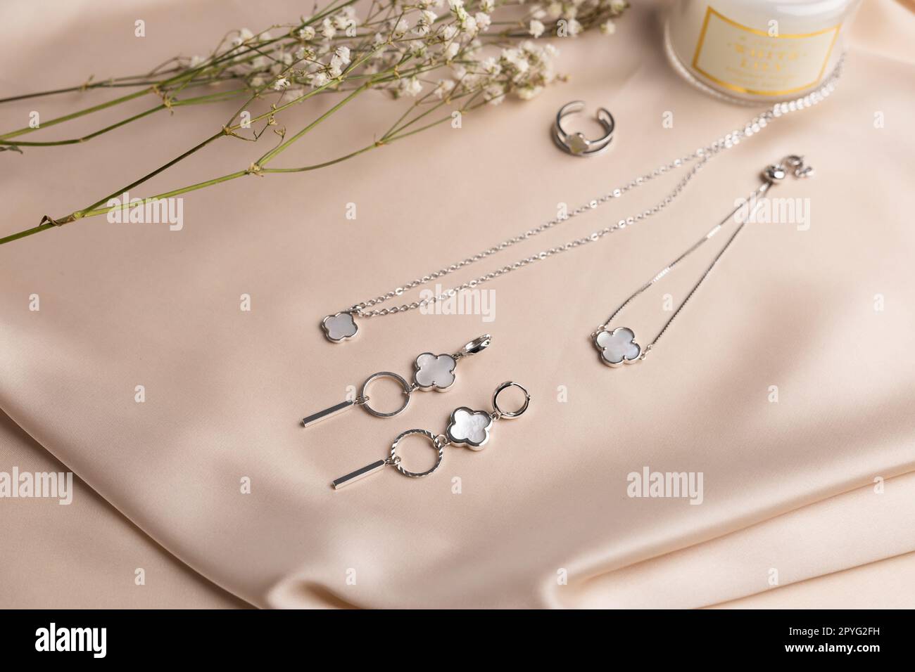 Silver jewellery background hi-res stock photography and images - Alamy