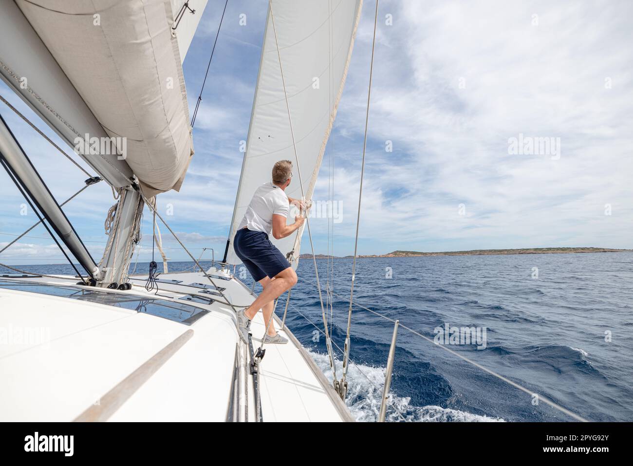 Boat setting sail hi-res stock photography and images - Alamy