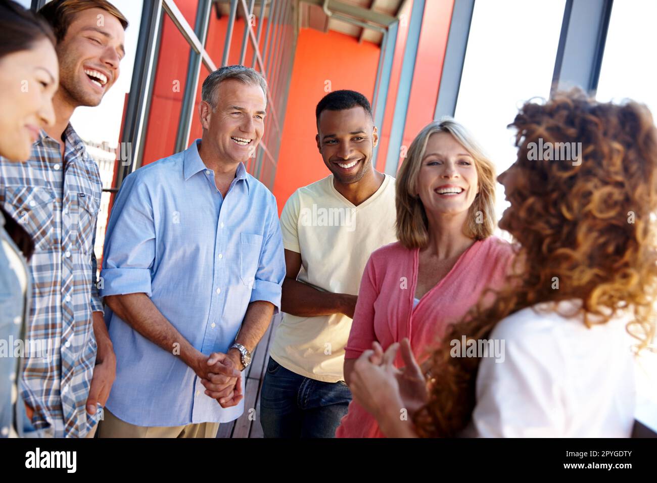 Casual workplace conversation hi-res stock photography and images - Alamy