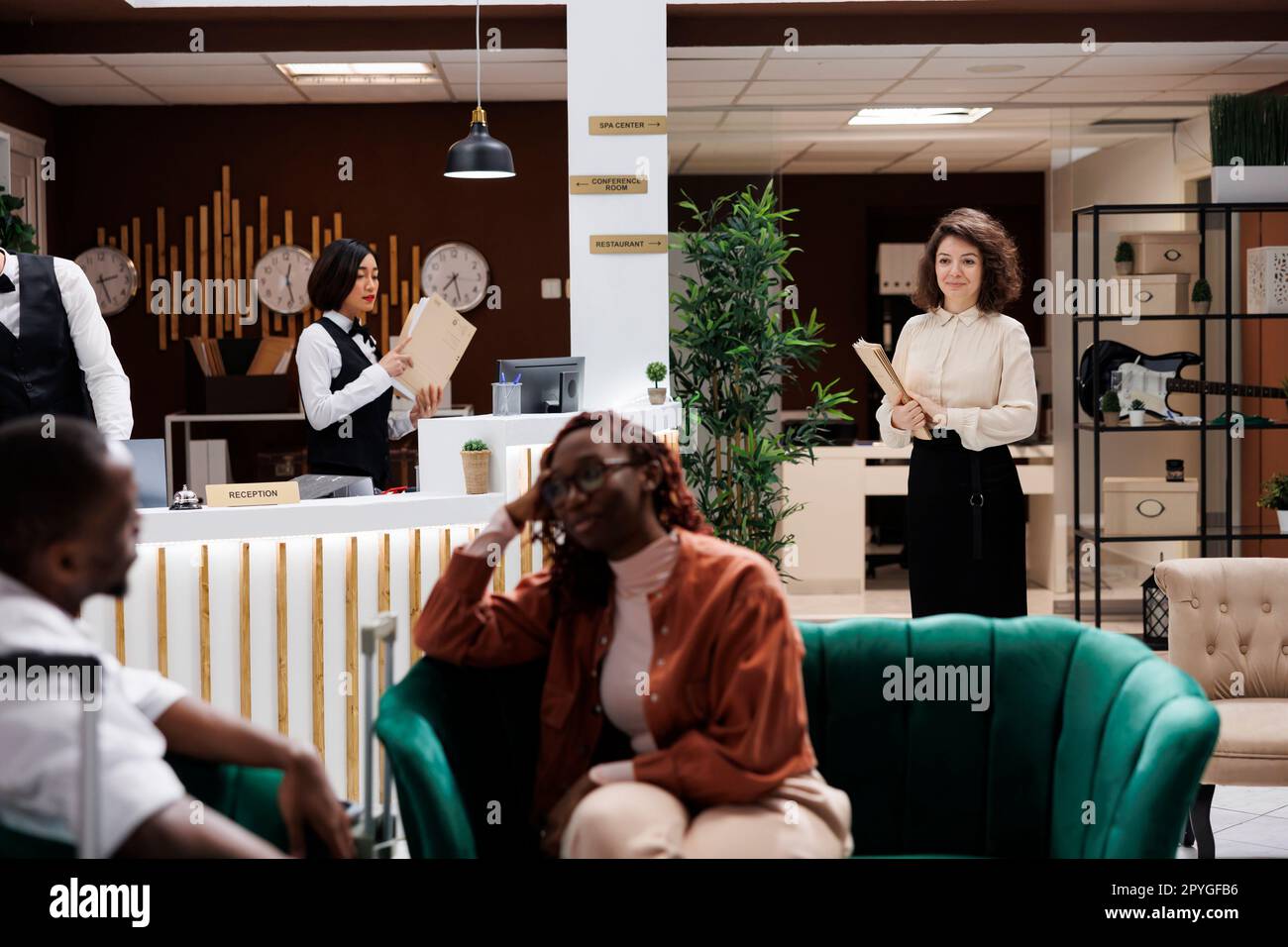 Couple guests talk sofa hi-res stock photography and images - Alamy