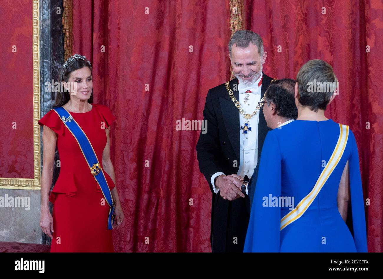 King Felipe (c) and Queen Leticia (l) of Spain greet the President of ...