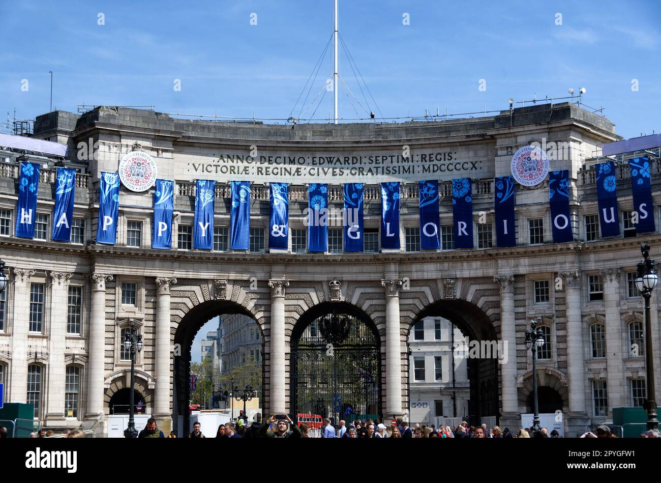 The "Happy and Glorious" banners hanging on Admiralty Arch, London, for ...