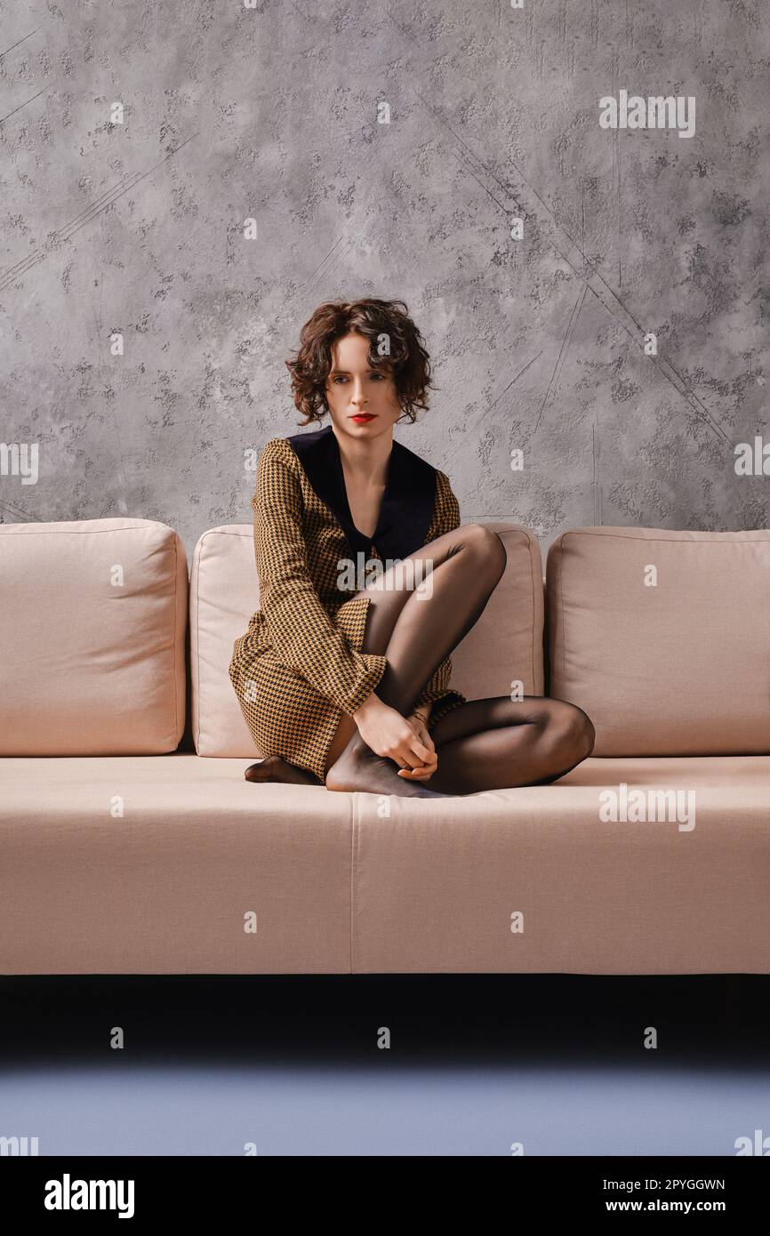 Woman crossed legs hi-res stock photography and images - Alamy