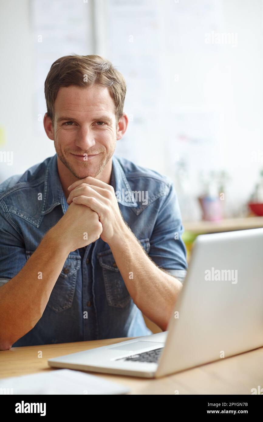 Man smiling desk hi-res stock photography and images - Alamy