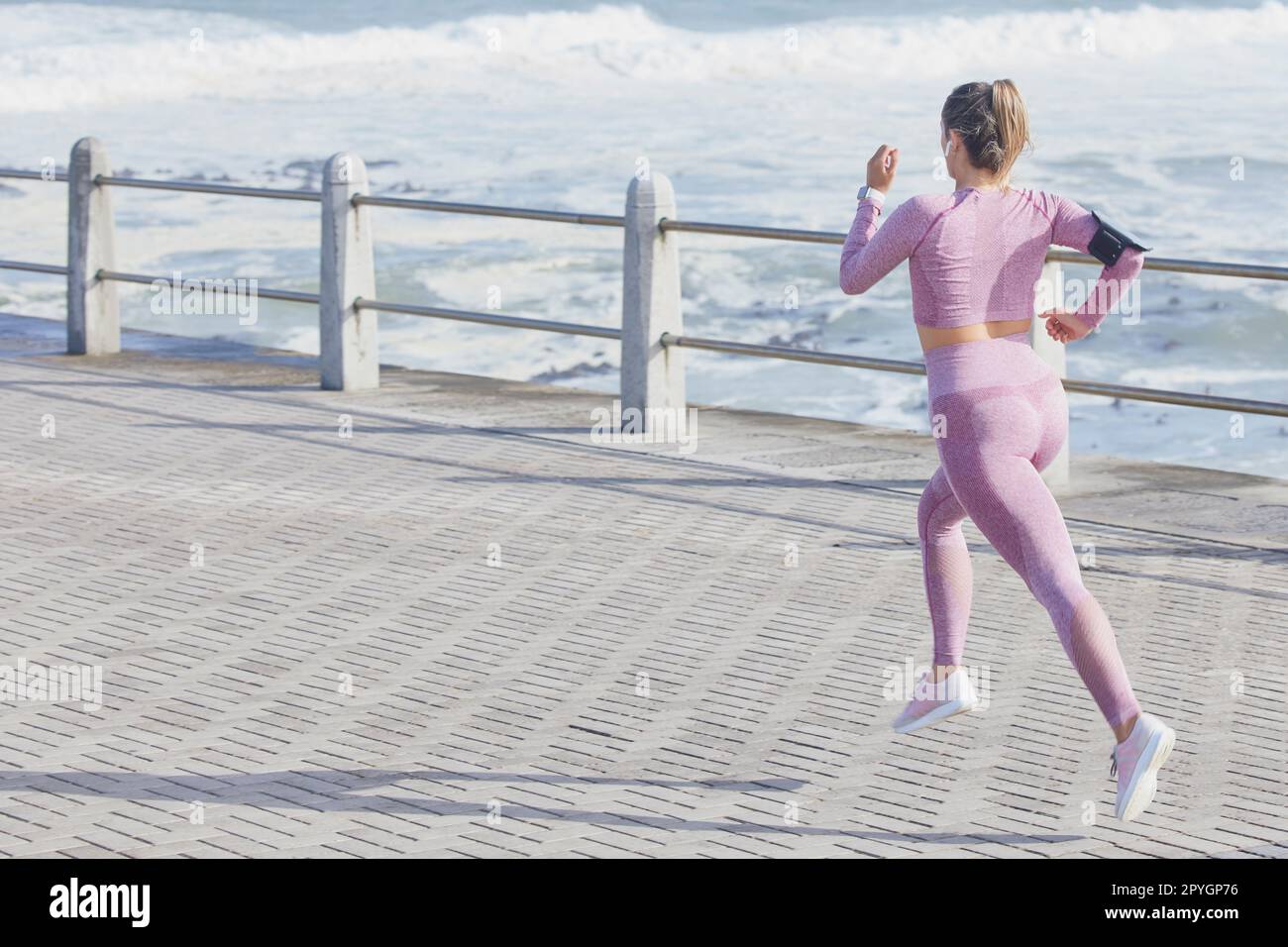 Very fast runner hi-res stock photography and images - Alamy