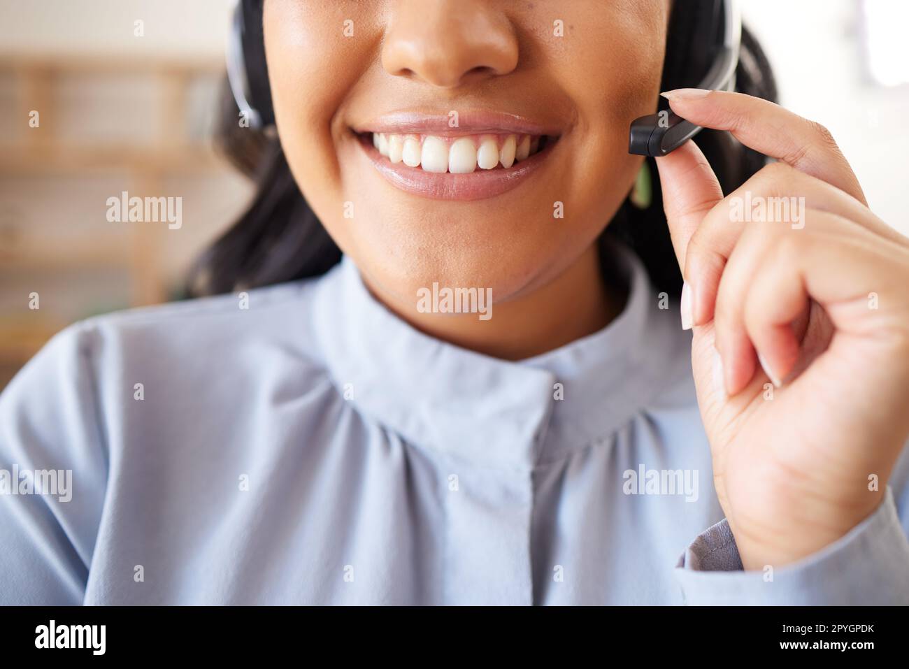 Talking in a microphone hi-res stock photography and images - Alamy