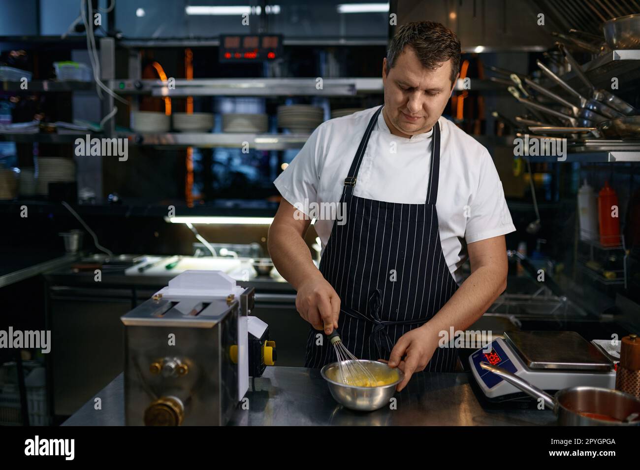 Kitchen wearing apron hi-res stock photography and images - Alamy