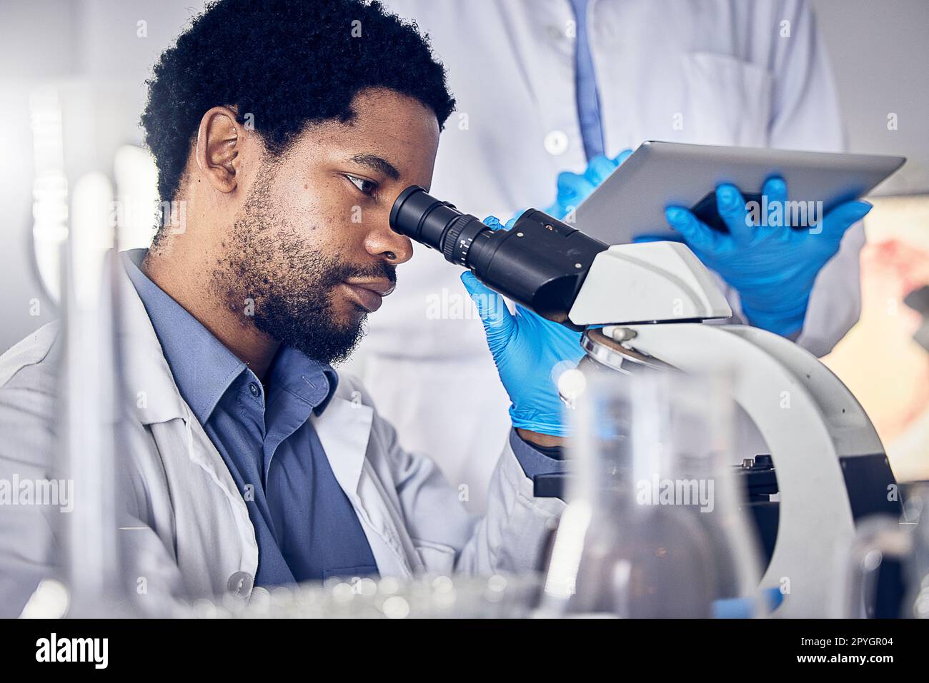 Black doctor microscope hi-res stock photography and images - Alamy