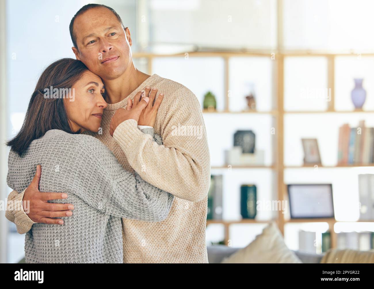 Married couple hugging hi-res stock photography and images - Alamy