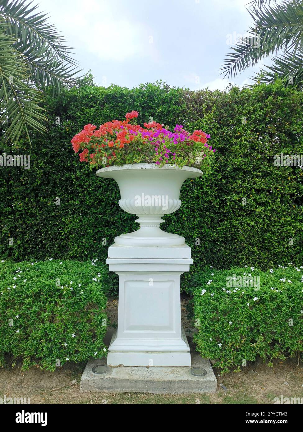 Roman style garden hi-res stock photography and images - Alamy