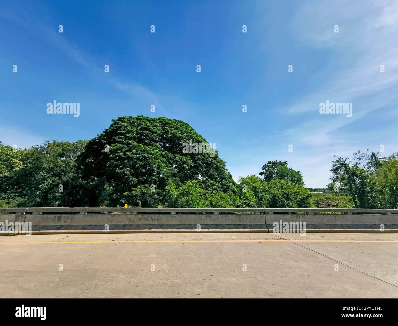Road side view hi-res stock photography and images - Alamy
