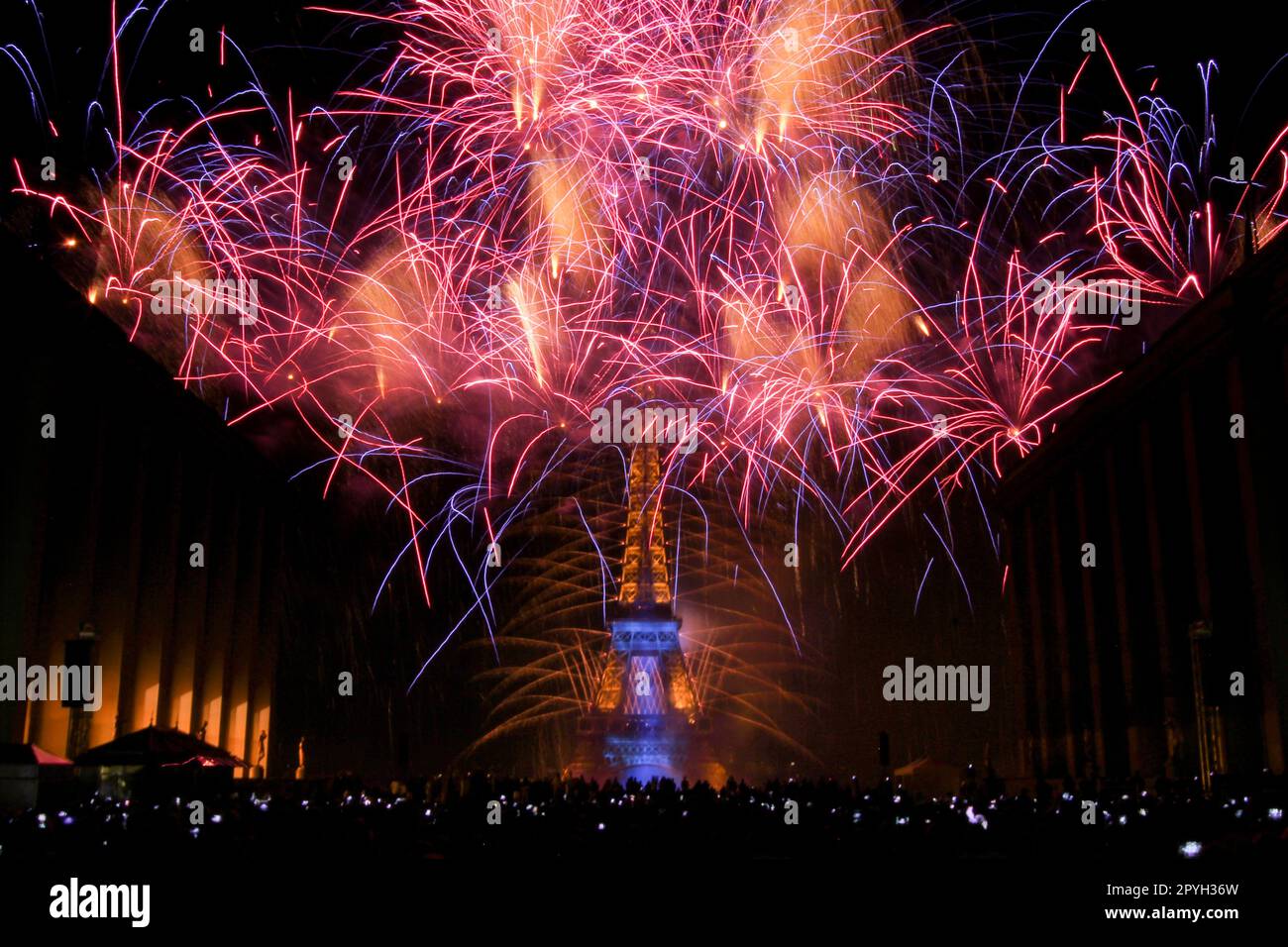 Bastille Day fireworks at the Eiffel Tower on July 14th - Pyrotechnics ...
