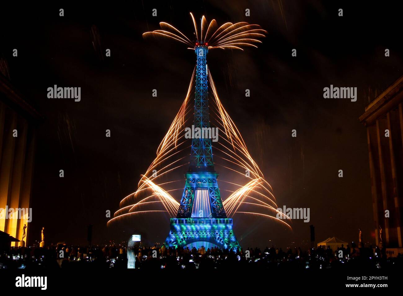 Bastille Day fireworks at the Eiffel Tower on July 14th - Pyrotechnics ...