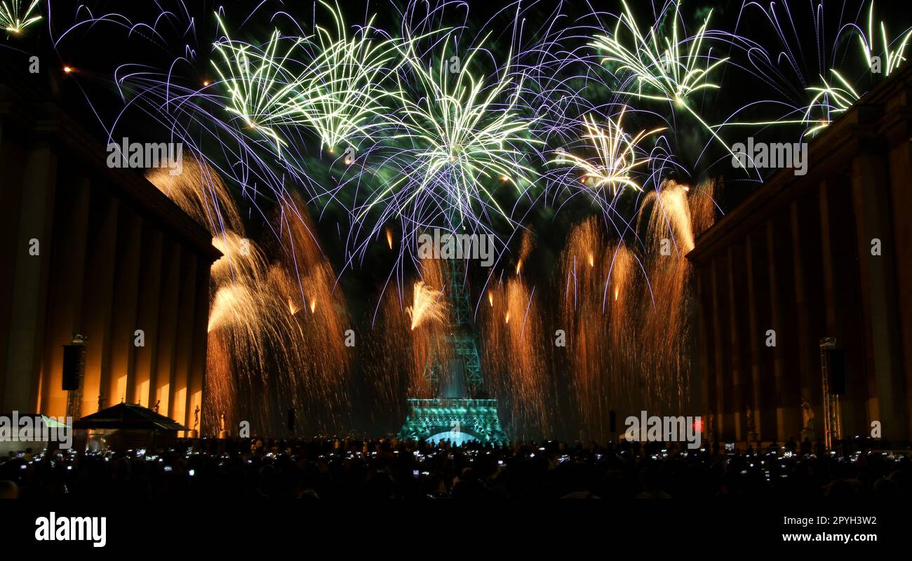 Bastille Day fireworks at the Eiffel Tower on July 14th - Pyrotechnics ...