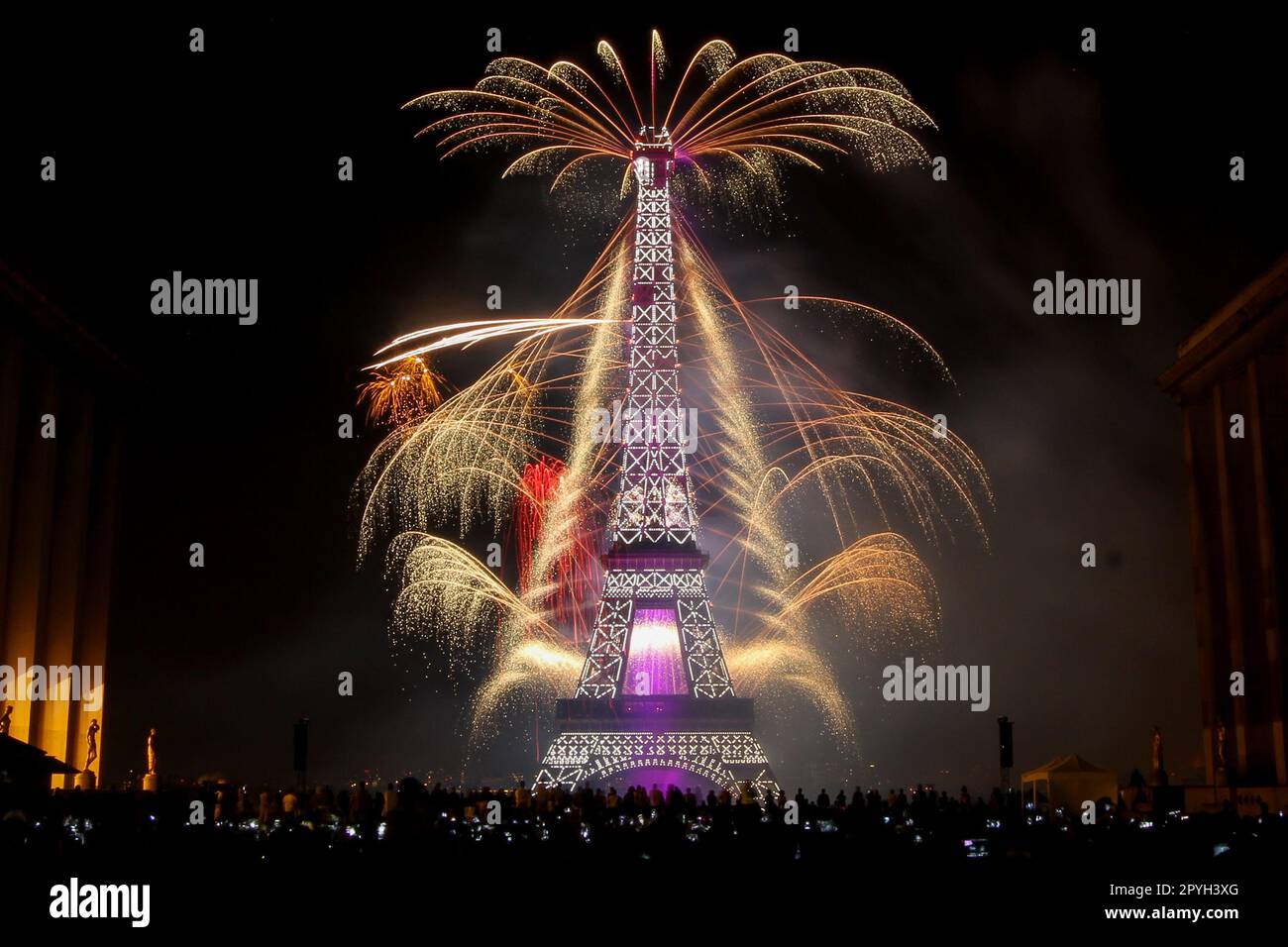 Bastille Day fireworks at the Eiffel Tower on July 14th - Pyrotechnics ...