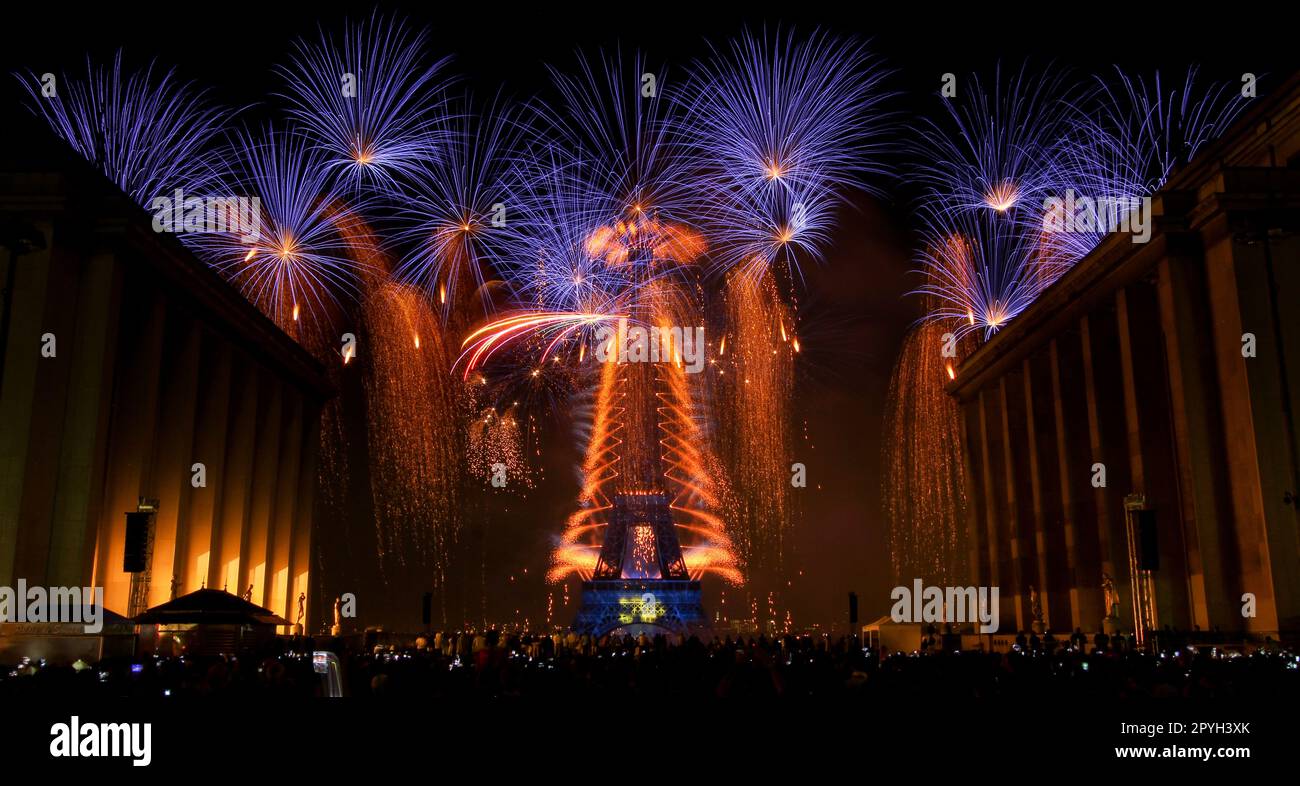 Bastille Day fireworks at the Eiffel Tower on July 14th - Pyrotechnics ...