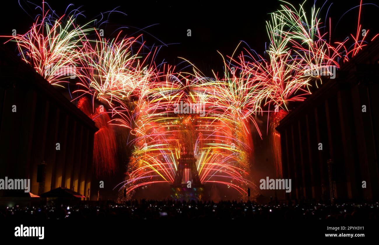 Bastille Day fireworks at the Eiffel Tower on July 14th - Pyrotechnics ...