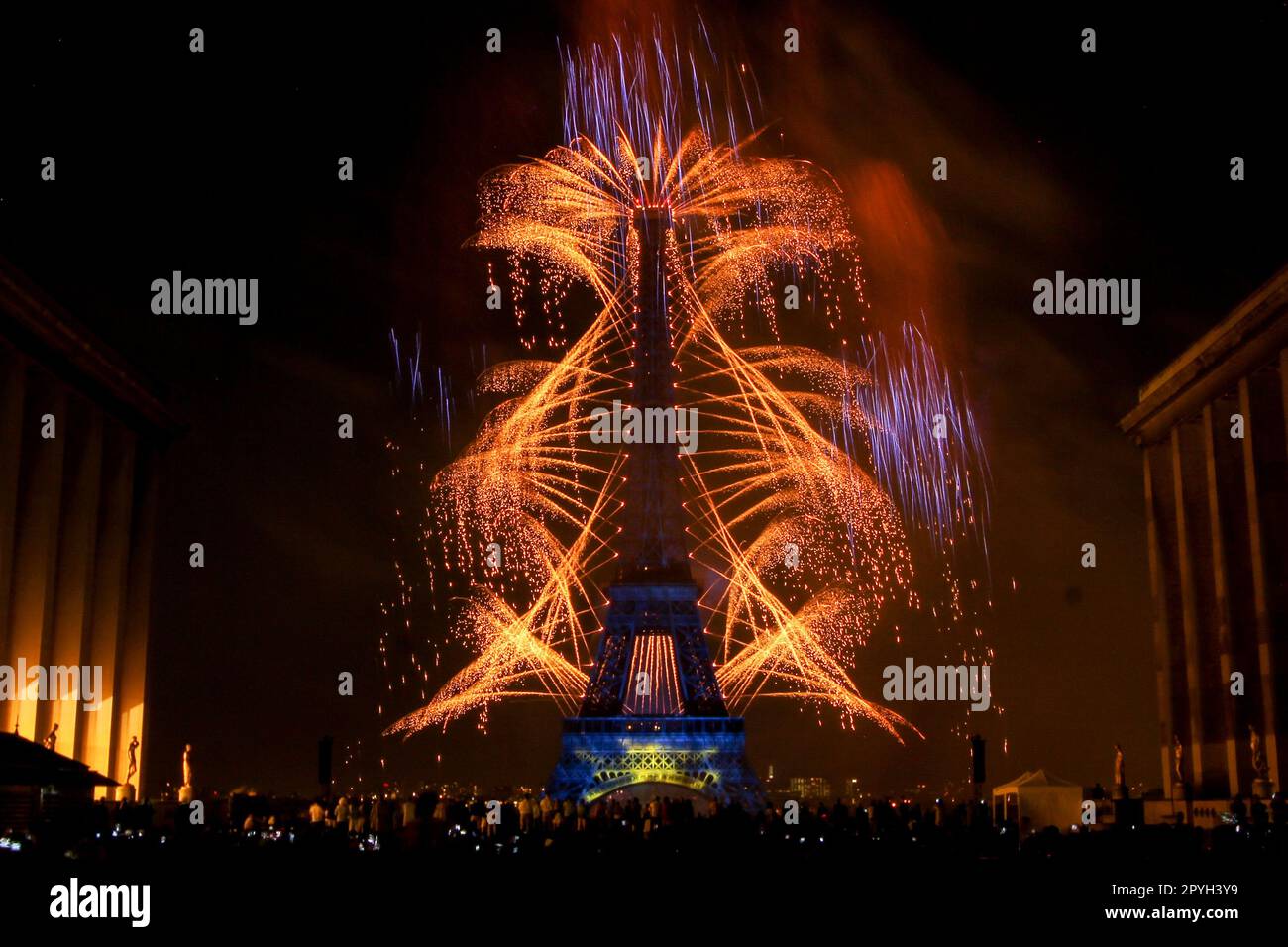 Bastille Day fireworks at the Eiffel Tower on July 14th - Pyrotechnics ...