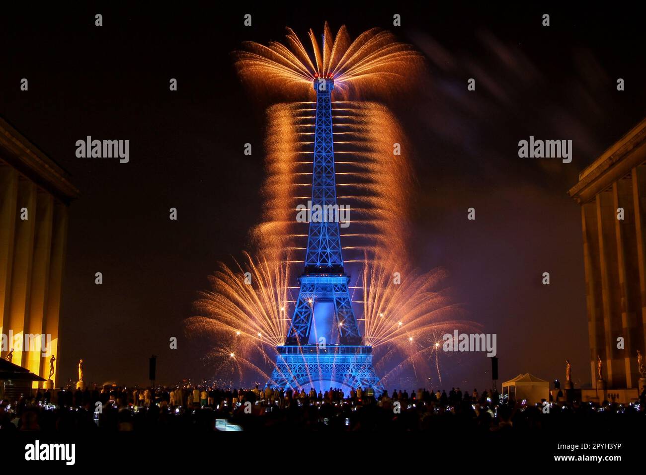 Bastille Day fireworks at the Eiffel Tower on July 14th - Pyrotechnics ...