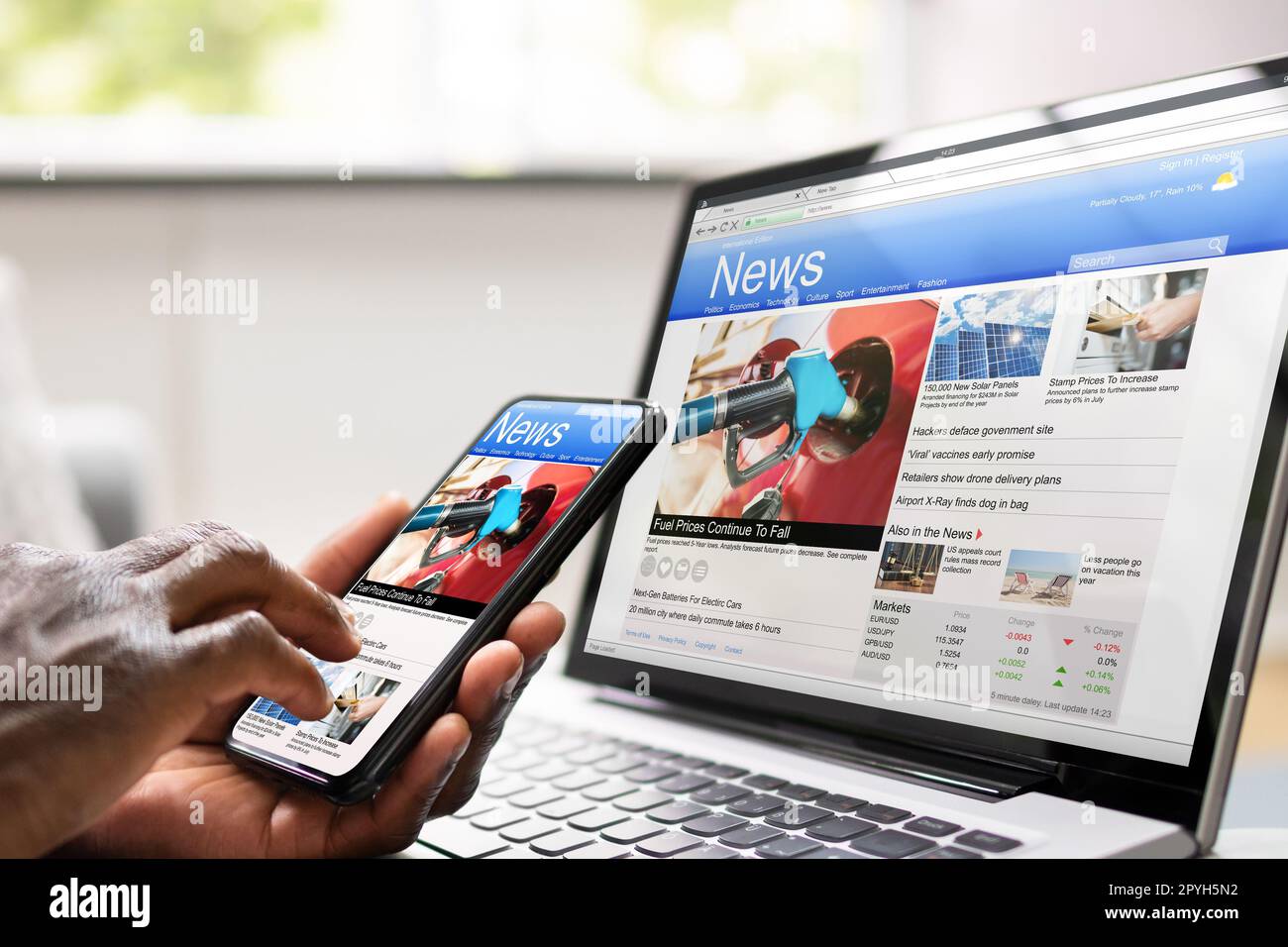 Electronic article hi-res stock photography and images - Alamy