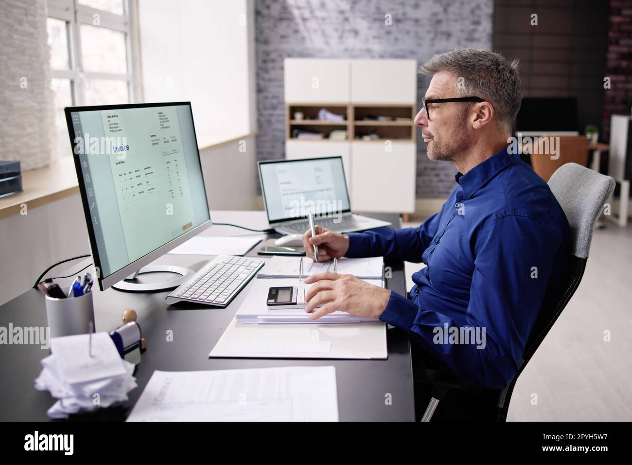 Accountant Using E Invoice Software At Computer Stock Photo - Alamy